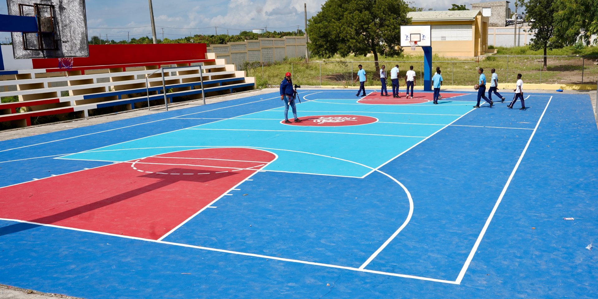 Inefi impulsa desarrollo del Sur; Remoza canchas en escuelas - Momento ...